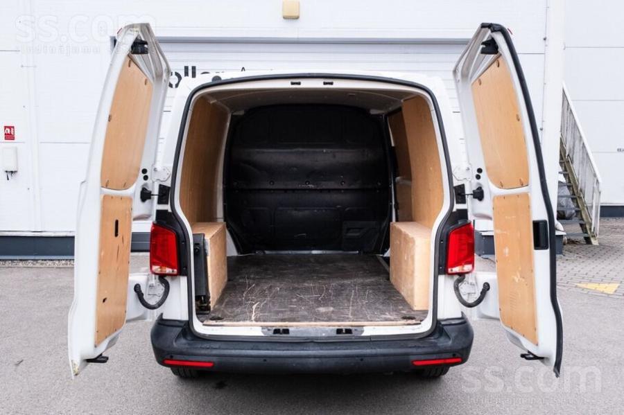 White Volkswagen Transporter 2020 in Riga, with an engine capacity of 2.00 L and mileage of 185 thousand km for 19950 €, photo 8 on AUTOMOTO.COM.LV