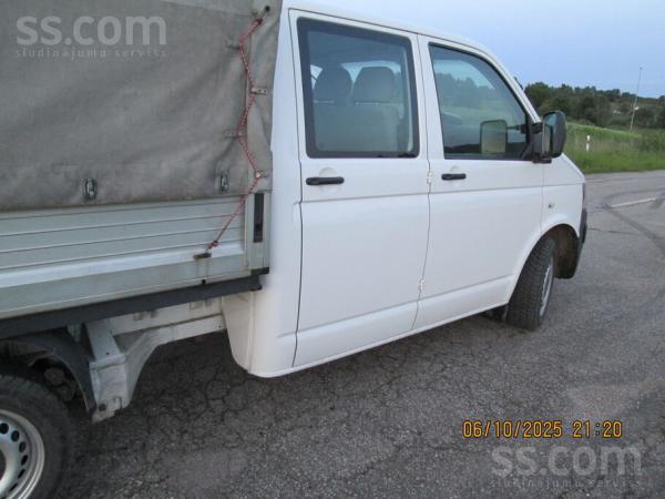 White Volkswagen Transporter 2014 in Ludza, with an engine capacity of 2.00 L and mileage of 262 thousand km for 11500 €, photo 4 on AUTOMOTO.COM.LV
