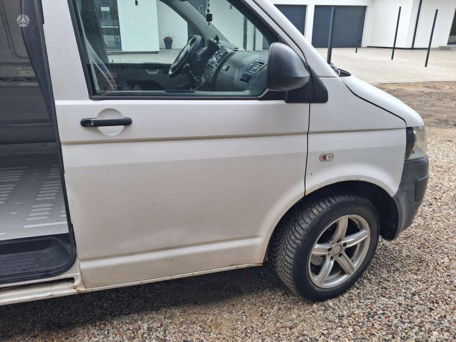 White Volkswagen Transporter 2010 in Utena, with an engine capacity of 1.97 L and mileage of 288 thousand km for 4400 €, photo 5 on AUTOMOTO.COM.LV