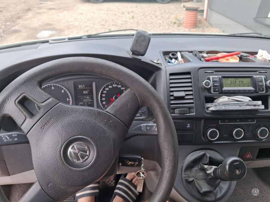 White Volkswagen Transporter 2010 in Utena, with an engine capacity of 1.97 L and mileage of 288 thousand km for 4400 €, photo 14 on AUTOMOTO.COM.LV