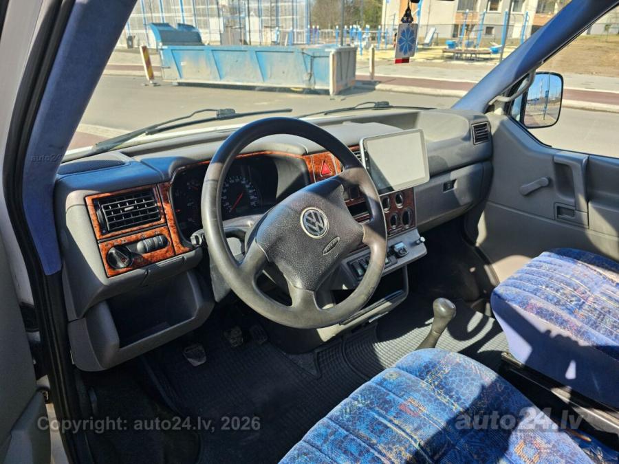White Volkswagen Transporter 2001 in Tallinn, with an engine capacity of 2.50 L and mileage of 440 thousand km for 4699 €, photo 13 on AUTOMOTO.COM.LV