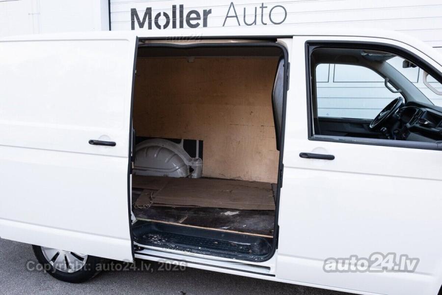 White Volkswagen Transporter 2022 in Riga, with an engine capacity of 2.00 L and mileage of 180 thousand km for 19420 €, photo 8 on AUTOMOTO.COM.LV