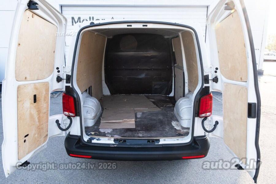 White Volkswagen Transporter 2022 in Riga, with an engine capacity of 2.00 L and mileage of 180 thousand km for 19420 €, photo 9 on AUTOMOTO.COM.LV