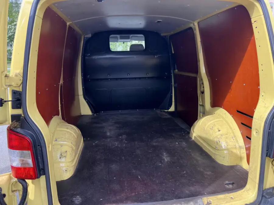 Yellow Volkswagen Transporter 2014 in Riga, with an engine capacity of 2.00 L and mileage of 191 thousand km for 9450 €, photo 8 on AUTOMOTO.COM.LV