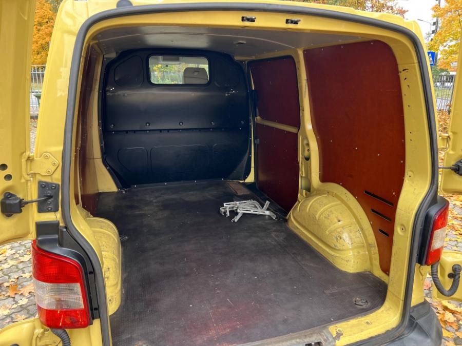 Yellow Volkswagen Transporter 2014 in Riga, with an engine capacity of 2.00 L and mileage of 191 thousand km for 9450 €, photo 9 on AUTOMOTO.COM.LV