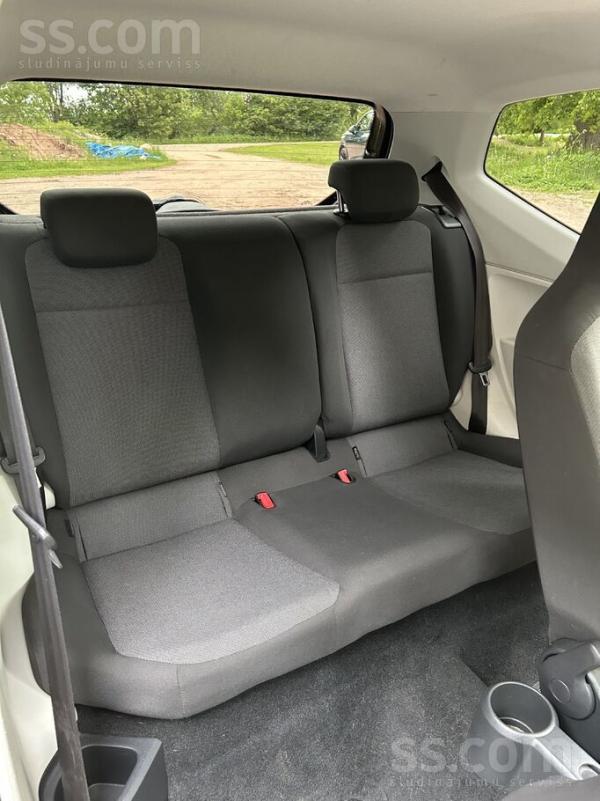 Black Volkswagen Up 2012 in Cesis, with an engine capacity of 1.00 L and mileage of 147 thousand km for 4050 €, photo 6 on AUTOMOTO.COM.LV