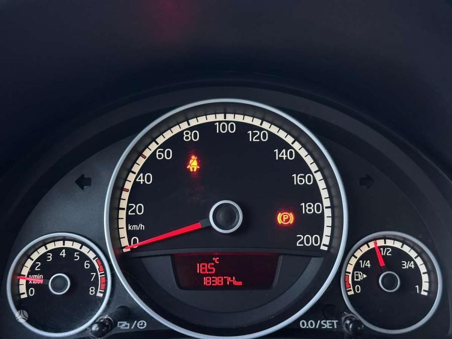 Melns Volkswagen Up 2014 Jonava, ar dzinēja tilpumu 1.00 L un nobraukumu 184 tūkst. km par 3499 €, foto 24 vietnē AUTOMOTO.COM.LV