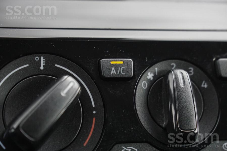 Zils Volkswagen Up 2019 Rīga, ar dzinēja tilpumu 1.00 L un nobraukumu 74 tūkst. km par 8990 €, foto 15 vietnē AUTOMOTO.COM.LV