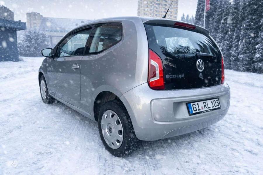 Pelēks Volkswagen Up 2013 Viļņa, ar dzinēja tilpumu 1.00 L un nobraukumu 185 tūkst. km par 2800 €, foto 3 vietnē AUTOMOTO.COM.LV