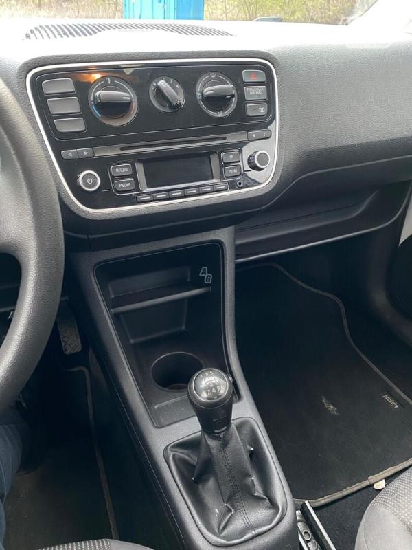 Balts Volkswagen Up 2013 Kauņa, ar dzinēja tilpumu 1.00 L un nobraukumu 205 tūkst. km par 2400 €, foto 7 vietnē AUTOMOTO.COM.LV