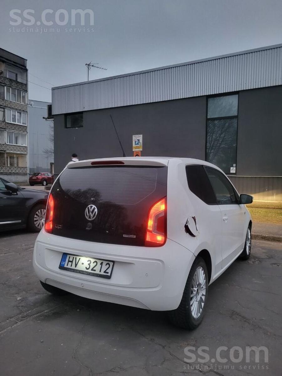 Balts Volkswagen Up 2012 Rīga, ar dzinēja tilpumu 1.00 L un nobraukumu 256 tūkst. km par 1880 €, foto 4 vietnē AUTOMOTO.COM.LV