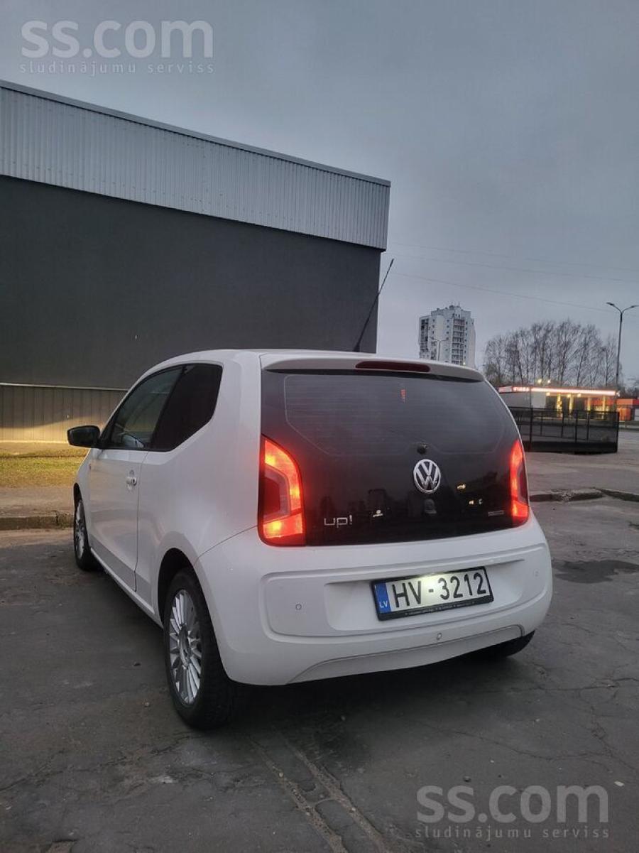 Balts Volkswagen Up 2012 Rīga, ar dzinēja tilpumu 1.00 L un nobraukumu 256 tūkst. km par 1880 €, foto 5 vietnē AUTOMOTO.COM.LV