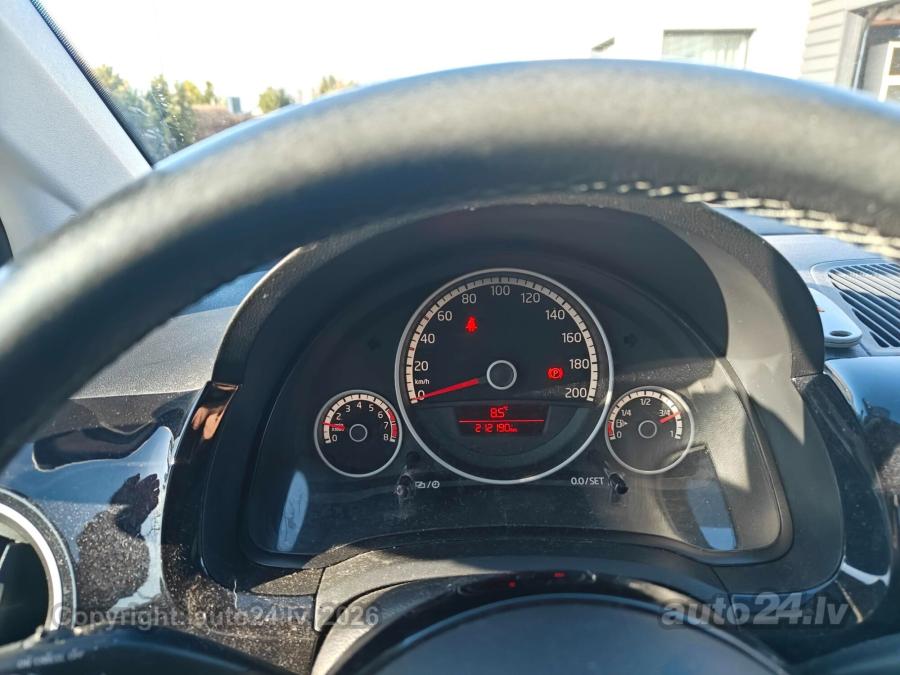 White Volkswagen Up 2012 in Tallinn, with an engine capacity of 1.00 L and mileage of 212 thousand km for 2999 €, photo 10 on AUTOMOTO.COM.LV