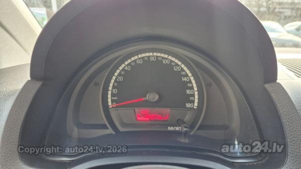 Белый Фольксваген Ап 2013 в Рига, объемом двигателя 1.00 л и пробегом 227 тыс. км за 2100 €, фото 5 на AUTOMOTO.COM.LV