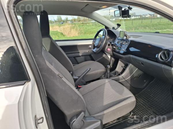 Белый Фольксваген Ап 2013 в Рига, объемом двигателя 1.00 л и пробегом 153 тыс. км за 2900 €, фото 6 на AUTOMOTO.COM.LV