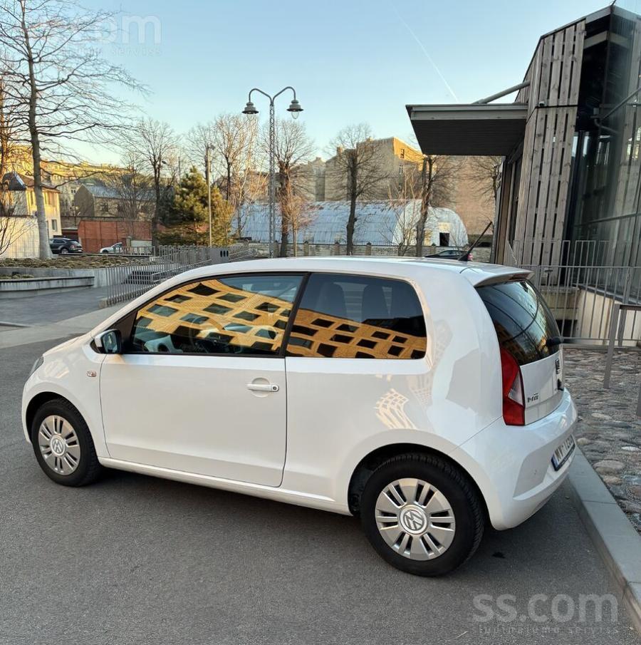Balts Volkswagen Up 2014 Ogre, ar dzinēja tilpumu 1.00 L un nobraukumu 80 tūkst. km par 19500 €, foto 3 vietnē AUTOMOTO.COM.LV