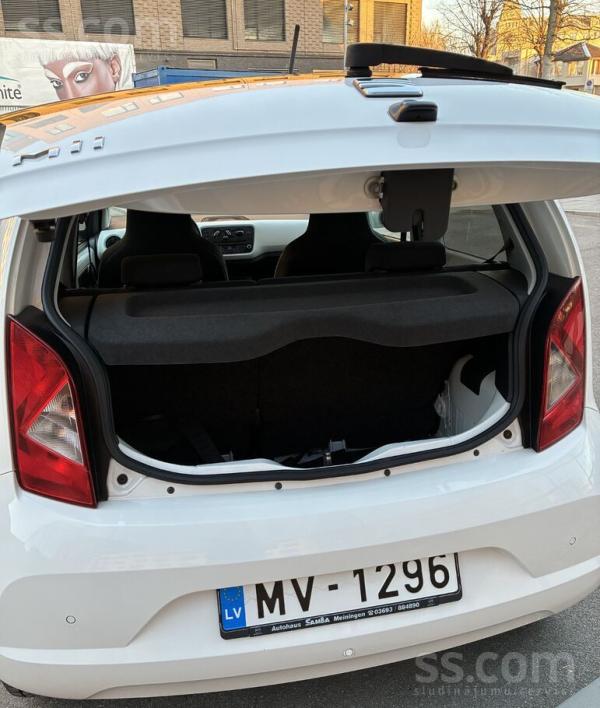 Balts Volkswagen Up 2014 Ogre, ar dzinēja tilpumu 1.00 L un nobraukumu 80 tūkst. km par 19500 €, foto 7 vietnē AUTOMOTO.COM.LV