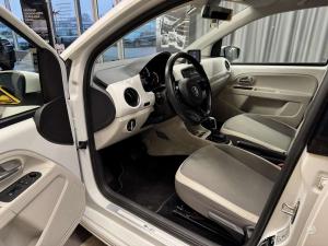 Balts Volkswagen Up 2014 Rīga, ar dzinēja tilpumu 0.00 L un nobraukumu 84 tūkst. km par 4990 €, foto 8 vietnē AUTOMOTO.COM.LV
