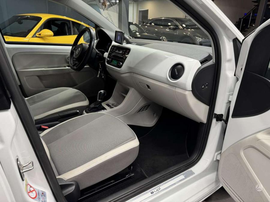Balts Volkswagen Up 2014 Rīga, ar dzinēja tilpumu 0.00 L un nobraukumu 84 tūkst. km par 4990 €, foto 11 vietnē AUTOMOTO.COM.LV