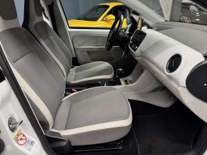 Balts Volkswagen Up 2014 Rīga, ar dzinēja tilpumu 0.00 L un nobraukumu 84 tūkst. km par 4990 €, foto 12 vietnē AUTOMOTO.COM.LV