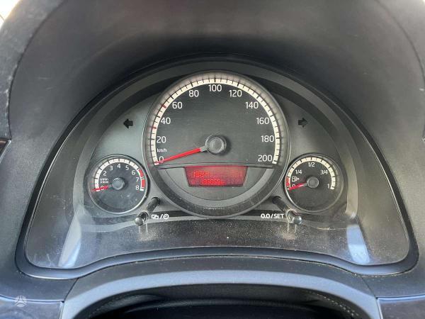 Balts Volkswagen Up 2014 Viļņa, ar dzinēja tilpumu 1.00 L un nobraukumu 185 tūkst. km par 3900 €, foto 4 vietnē AUTOMOTO.COM.LV