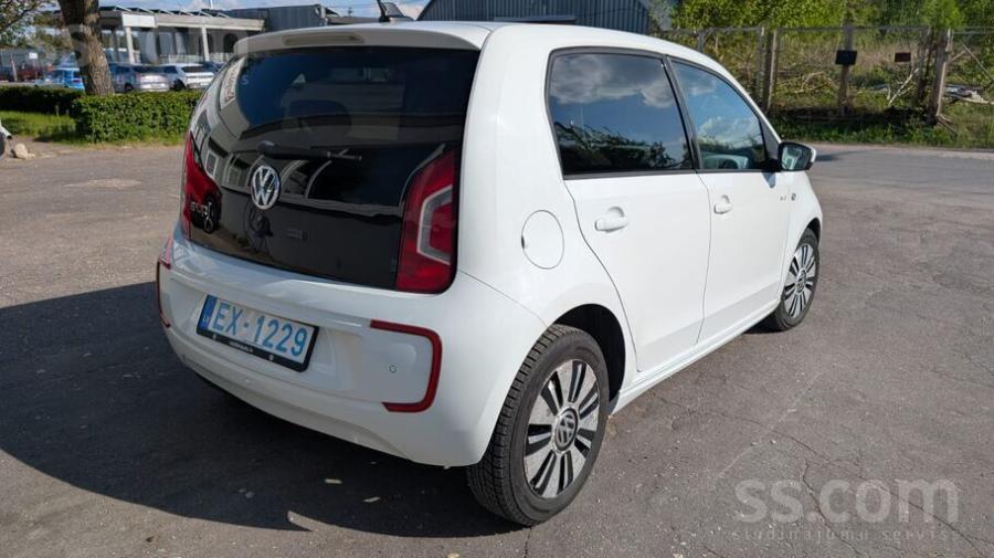 Balts Volkswagen Up 2014 Rīga, ar dzinēja tilpumu 1.00 L un nobraukumu 103 tūkst. km par 4850 €, foto 4 vietnē AUTOMOTO.COM.LV