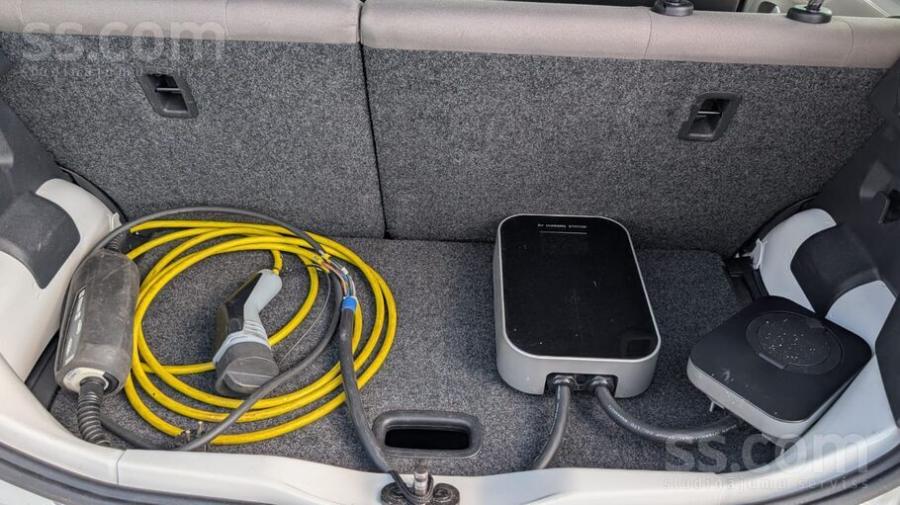 Balts Volkswagen Up 2014 Rīga, ar dzinēja tilpumu 1.00 L un nobraukumu 103 tūkst. km par 4850 €, foto 12 vietnē AUTOMOTO.COM.LV