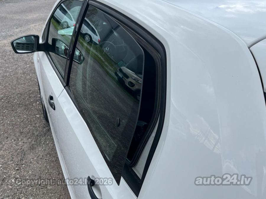 White Volkswagen Up 2014 in Kuressaare, with an engine capacity of 1.00 L and mileage of 79 thousand km for 4790 €, photo 16 on AUTOMOTO.COM.LV