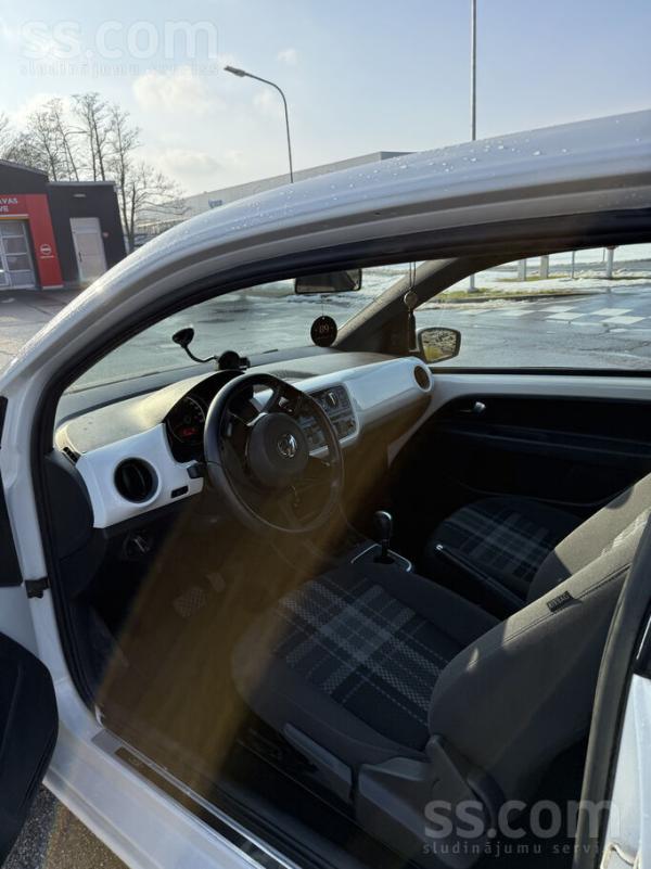 Balts Volkswagen Up 2016 Rīga, ar dzinēja tilpumu 1.00 L un nobraukumu 80 tūkst. km par 4990 €, foto 6 vietnē AUTOMOTO.COM.LV