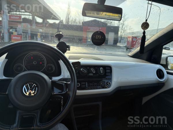 Balts Volkswagen Up 2016 Rīga, ar dzinēja tilpumu 1.00 L un nobraukumu 80 tūkst. km par 4990 €, foto 8 vietnē AUTOMOTO.COM.LV