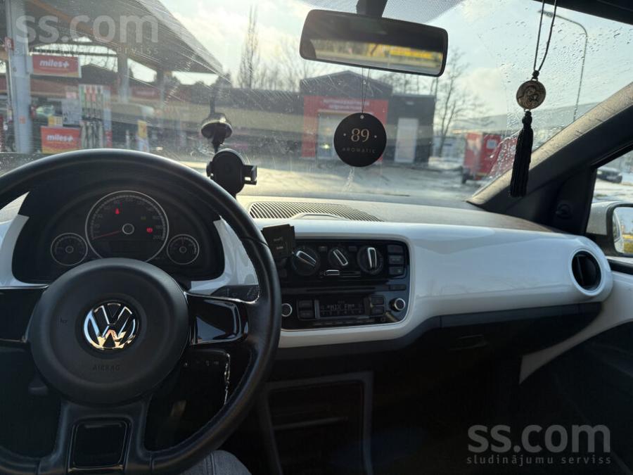 Balts Volkswagen Up 2016 Rīga, ar dzinēja tilpumu 1.00 L un nobraukumu 80 tūkst. km par 4990 €, foto 9 vietnē AUTOMOTO.COM.LV