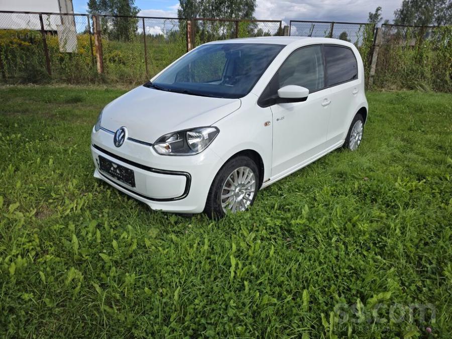 Белый Фольксваген Ап 2016 в Елгава, объемом двигателя 1.00 л и пробегом 124 тыс. км за 5500 €, фото 1 на AUTOMOTO.COM.LV