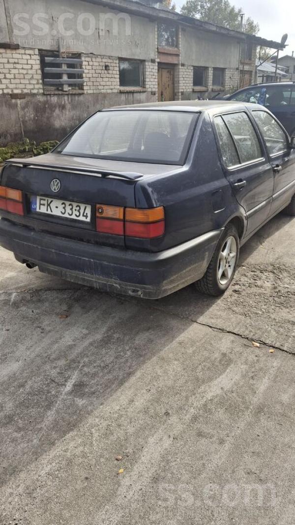 Blue Volkswagen Vento 1993 in Aizkraukle, with an engine capacity of 1.80 L and mileage of 281 thousand km for 700 €, photo 4 on AUTOMOTO.COM.LV