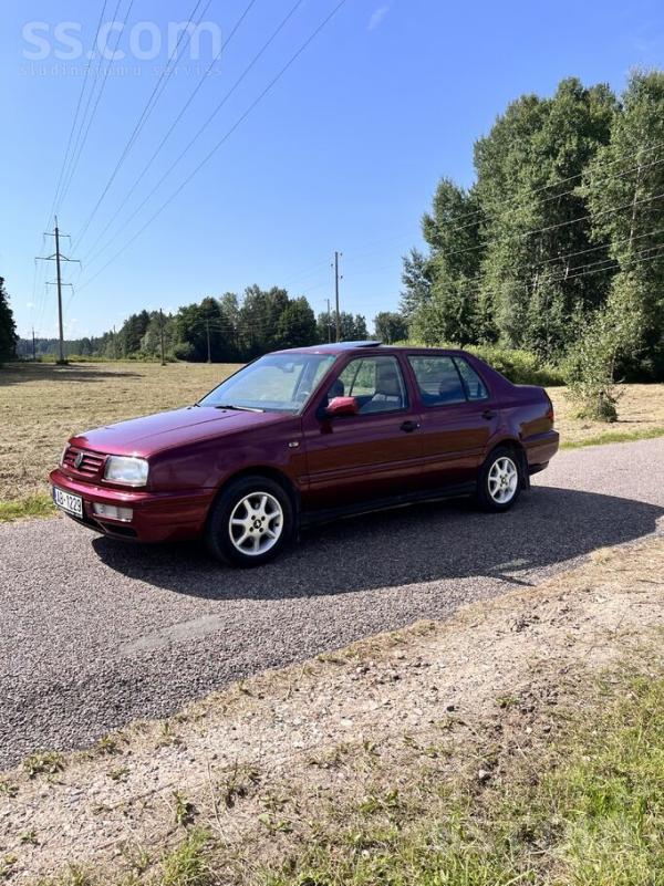 Red Volkswagen Vento 1996 in Riga, with an engine capacity of 1.80 L and mileage of 178 thousand km for 1850 €, photo 1 on AUTOMOTO.COM.LV