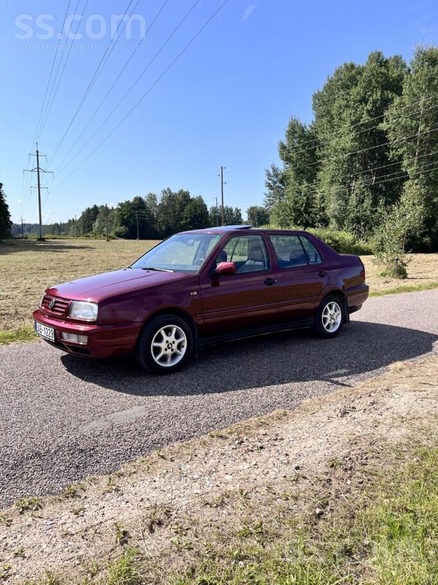 Red Volkswagen Vento 1996 in Riga, with an engine capacity of 1.80 L and mileage of 178 thousand km for 1850 €, photo 1 on AUTOMOTO.COM.LV