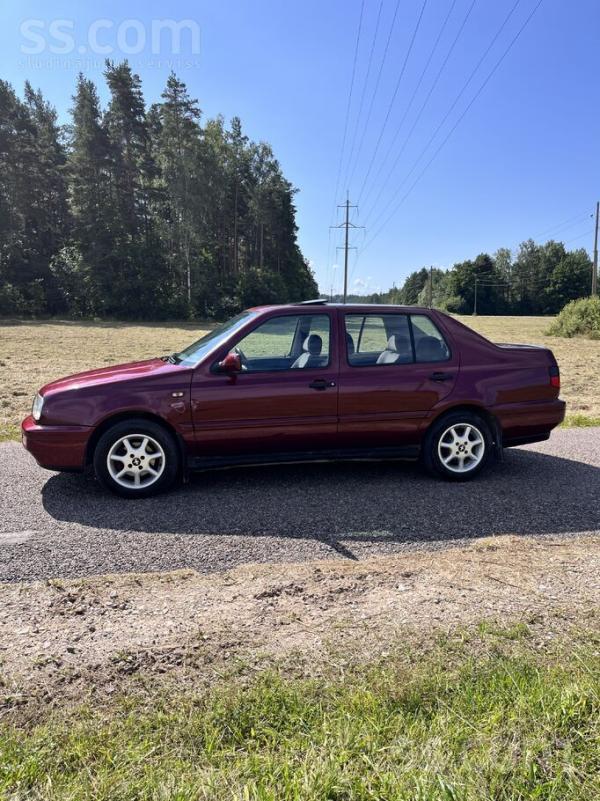 Red Volkswagen Vento 1996 in Riga, with an engine capacity of 1.80 L and mileage of 178 thousand km for 1850 €, photo 3 on AUTOMOTO.COM.LV