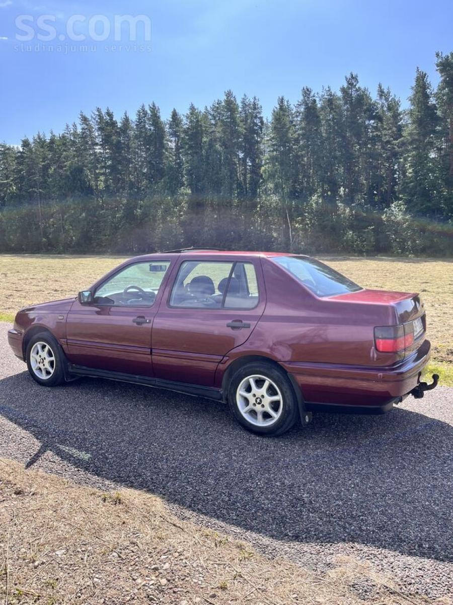 Red Volkswagen Vento 1996 in Riga, with an engine capacity of 1.80 L and mileage of 178 thousand km for 1850 €, photo 4 on AUTOMOTO.COM.LV