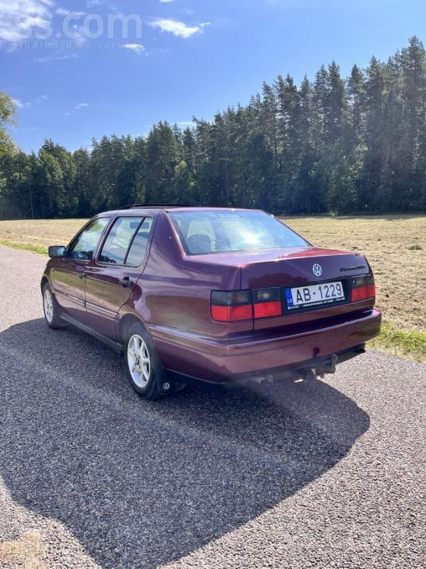 Red Volkswagen Vento 1996 in Riga, with an engine capacity of 1.80 L and mileage of 178 thousand km for 1850 €, photo 5 on AUTOMOTO.COM.LV