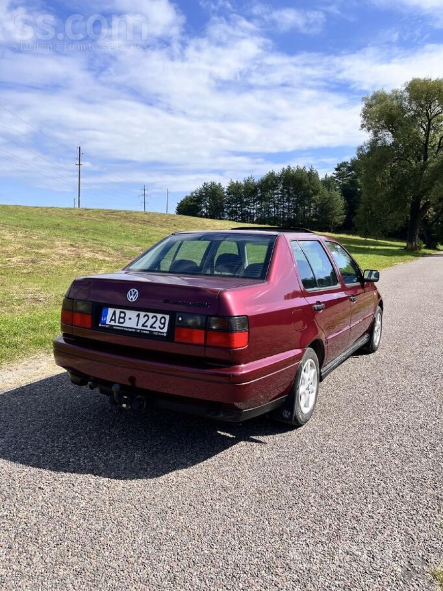 Red Volkswagen Vento 1996 in Riga, with an engine capacity of 1.80 L and mileage of 178 thousand km for 1850 €, photo 7 on AUTOMOTO.COM.LV