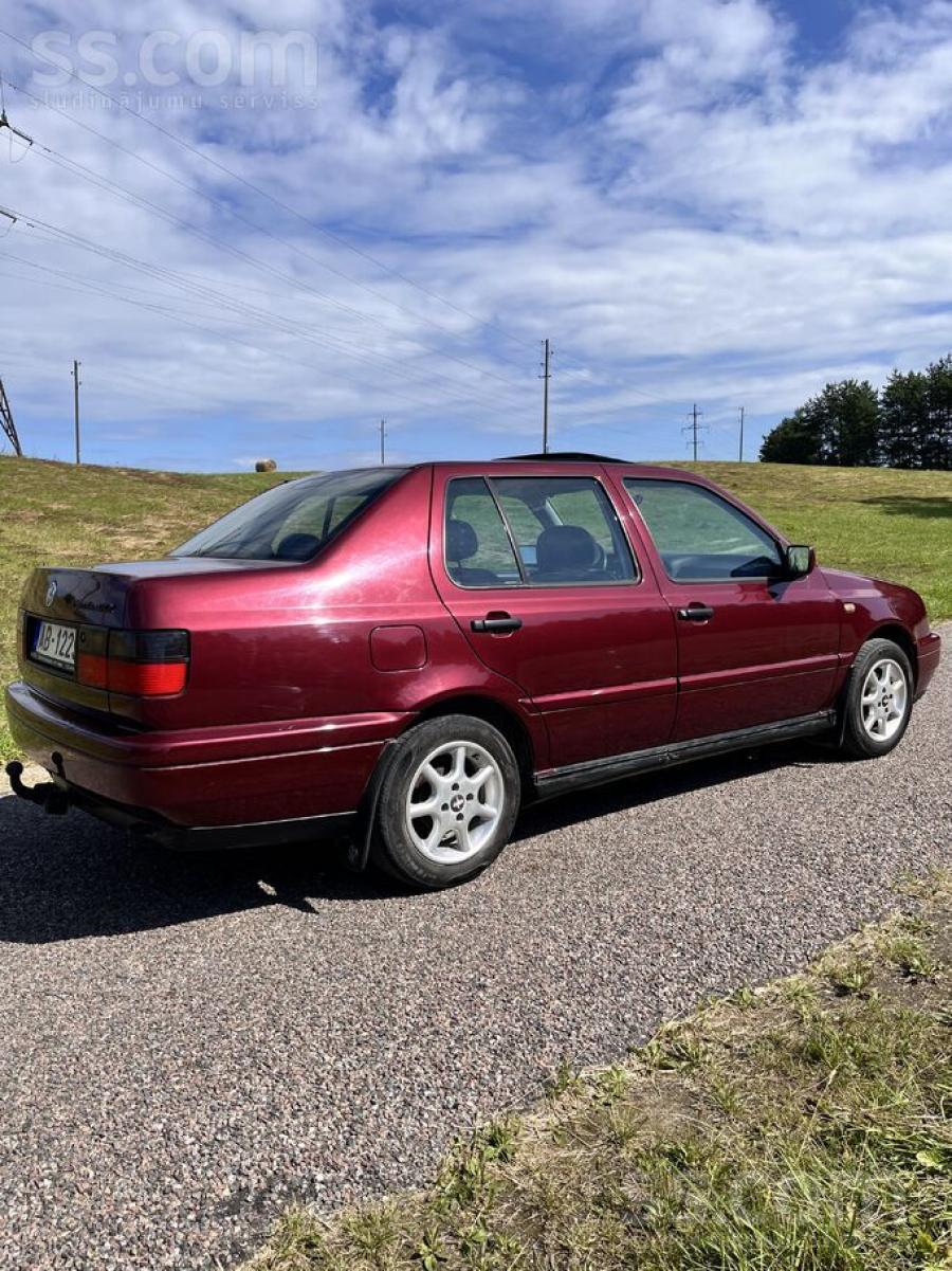Red Volkswagen Vento 1996 in Riga, with an engine capacity of 1.80 L and mileage of 178 thousand km for 1850 €, photo 8 on AUTOMOTO.COM.LV