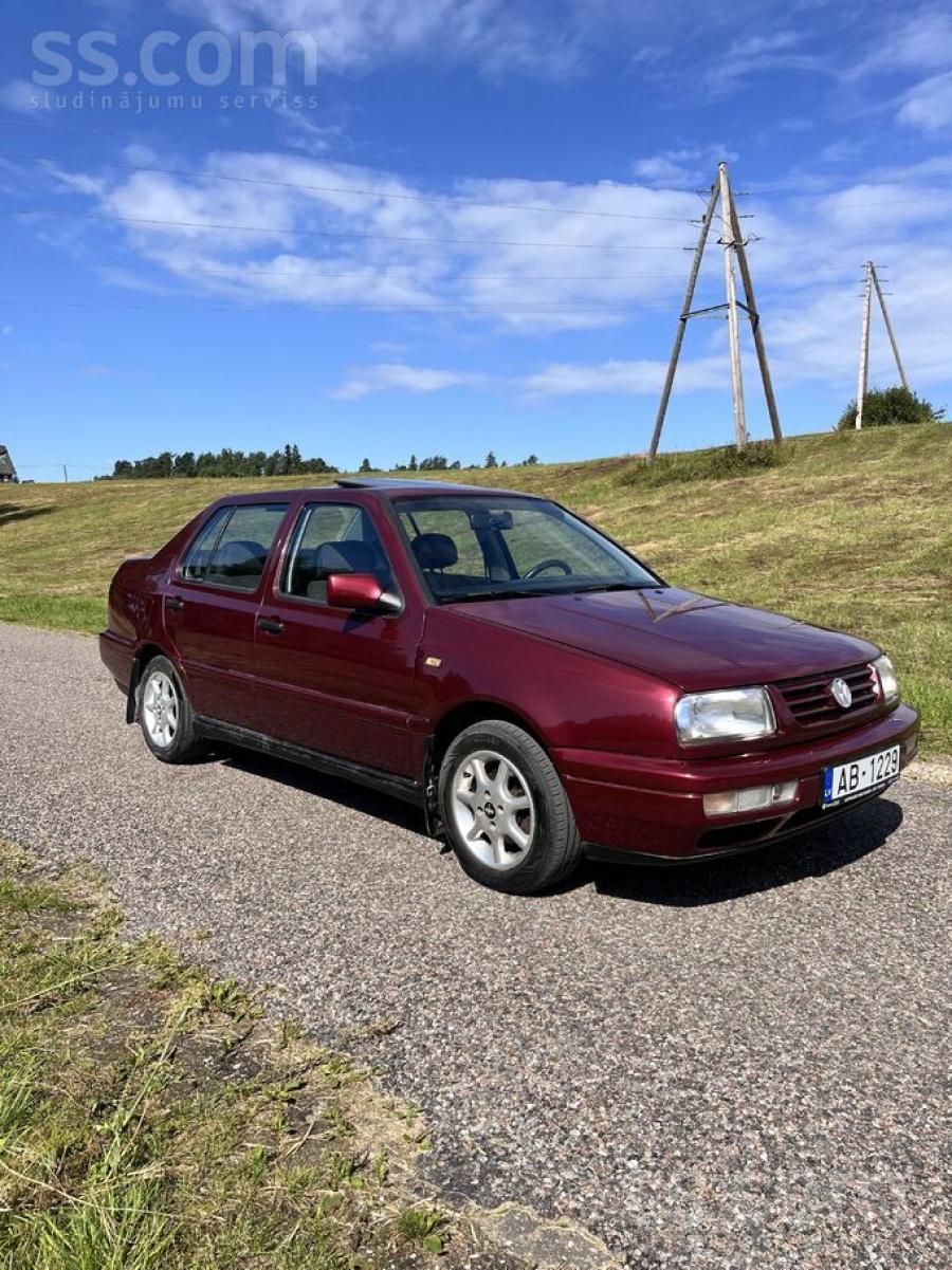 Red Volkswagen Vento 1996 in Riga, with an engine capacity of 1.80 L and mileage of 178 thousand km for 1850 €, photo 10 on AUTOMOTO.COM.LV
