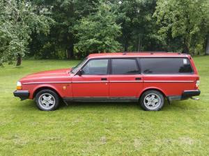 Sarkans Volvo 240 1992 Rīga, ar dzinēja tilpumu 2.40 L un nobraukumu 271 tūkst. km par 6000 €, foto  vietnē AUTOMOTO.COM.LV