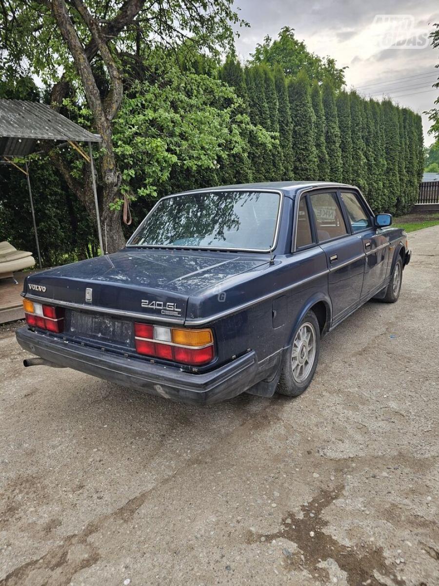 Volvo 240 1989 in Panevezys, with an engine capacity of 2.40 L and mileage of 330 thousand km for 2500 €, photo 5 on AUTOMOTO.COM.LV