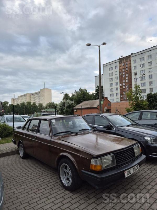 Brūns Volvo 244 1982 Rīga, ar dzinēja tilpumu 2.30 L un nobraukumu 280 tūkst. km par 4000 €, foto 8 vietnē AUTOMOTO.COM.LV