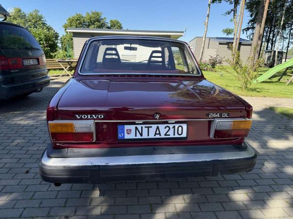 Red Volvo 244 1975 in Moletai, with an engine capacity of 2.13 L and mileage of 226 thousand km for 4900 €, photo 6 on AUTOMOTO.COM.LV
