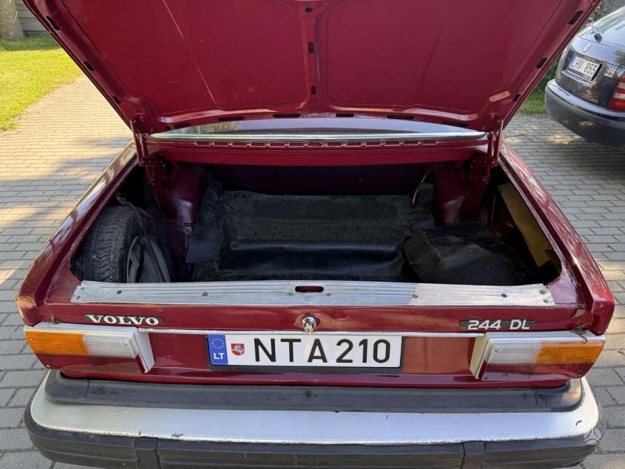 Sarkans Volvo 244 1975 Molėtai, ar dzinēja tilpumu 2.13 L un nobraukumu 226 tūkst. km par 4900 €, foto 12 vietnē AUTOMOTO.COM.LV