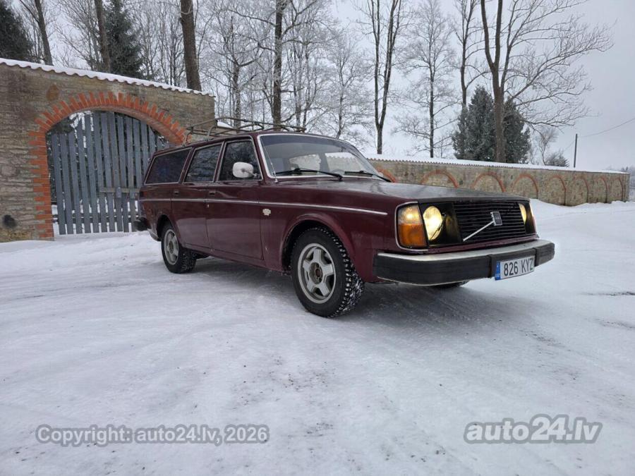 Sarkans Volvo 245 1975 Peltsamā, ar dzinēja tilpumu 2.40 L un nobraukumu 170 tūkst. km par 5500 €, foto 1 vietnē AUTOMOTO.COM.LV