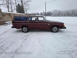 Sarkans Volvo 245 1975 Peltsamā, ar dzinēja tilpumu 2.40 L un nobraukumu 170 tūkst. km par 5500 €, foto 3 vietnē AUTOMOTO.COM.LV
