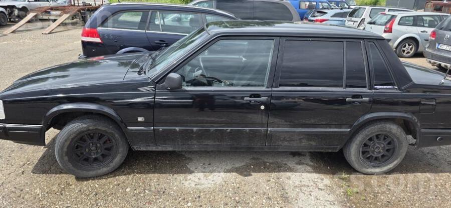 Black Volvo 740 1989 in Madona, with an engine capacity of 2.30 L and mileage of 536 thousand km for 3800 €, photo 5 on AUTOMOTO.COM.LV