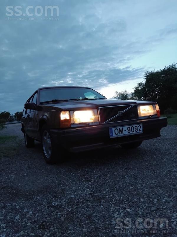 Red Volvo 740 1989 in Tukums, with an engine capacity of 2.30 L and mileage of 389 thousand km for 2950 €, photo 2 on AUTOMOTO.COM.LV